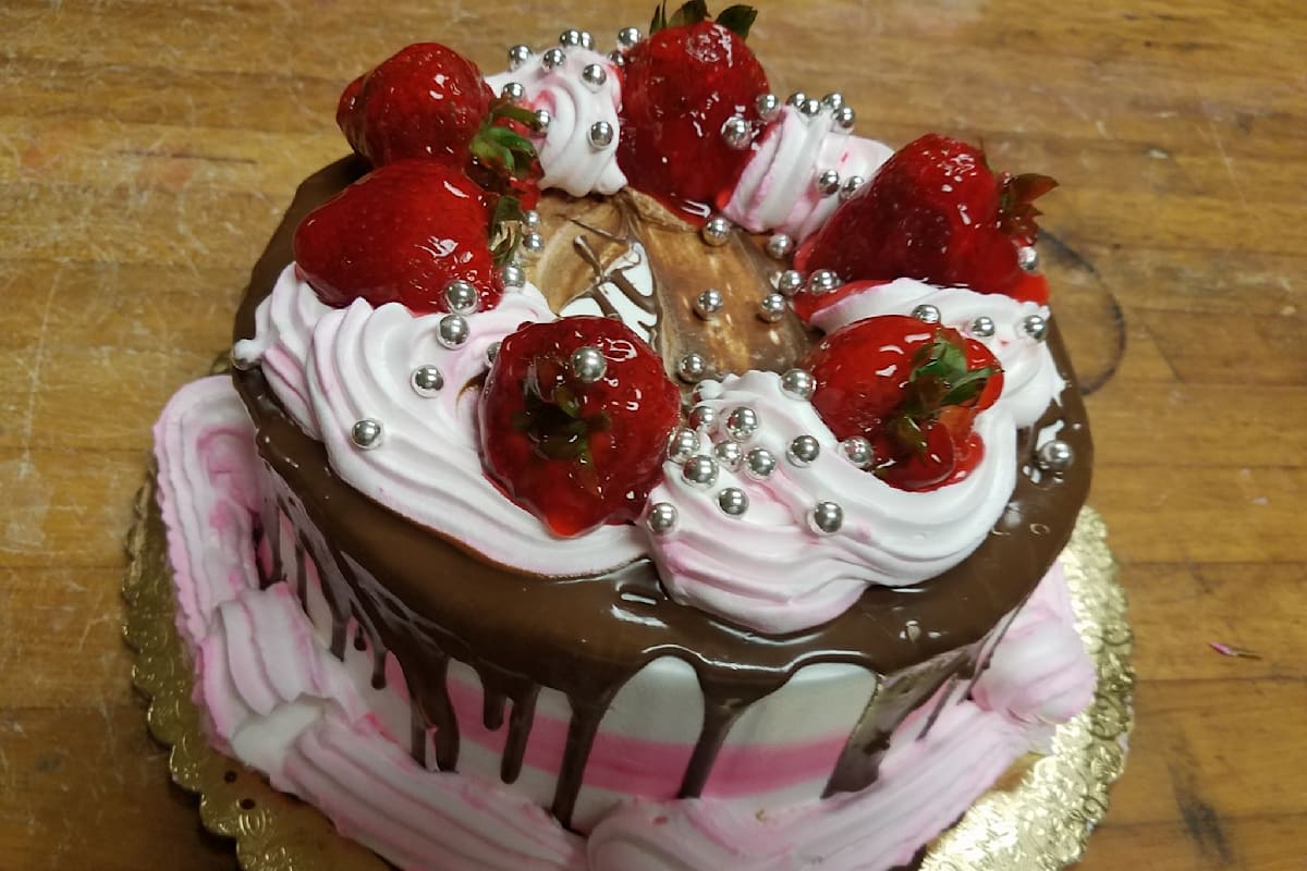 La Reynera Bakery Alton Delivery Menu | Order Online | 401 S Alton Blvd ...