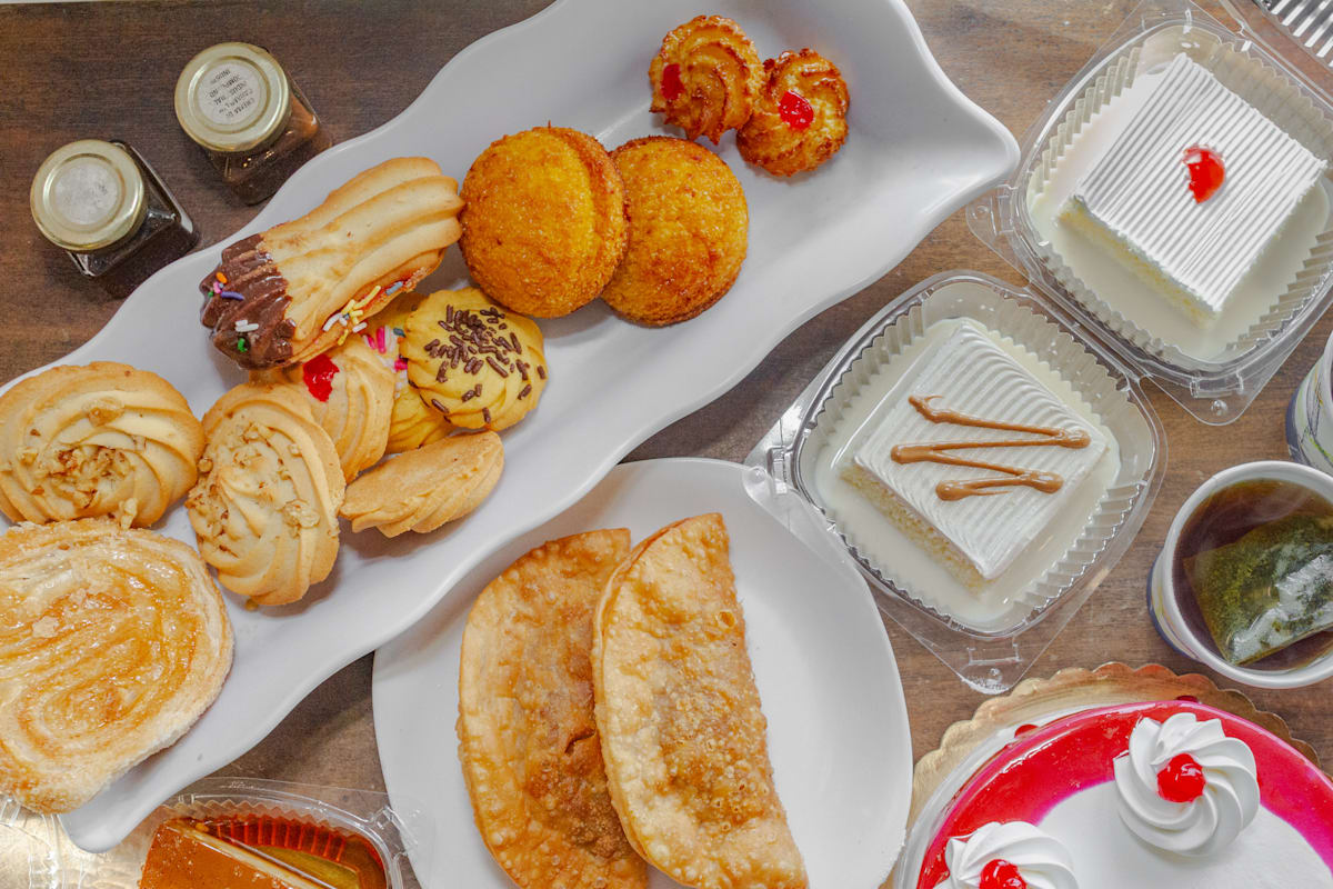 Mr. Cake Bakery & Dessert Delivery Menu | Order Online | 1166 Castle ...
