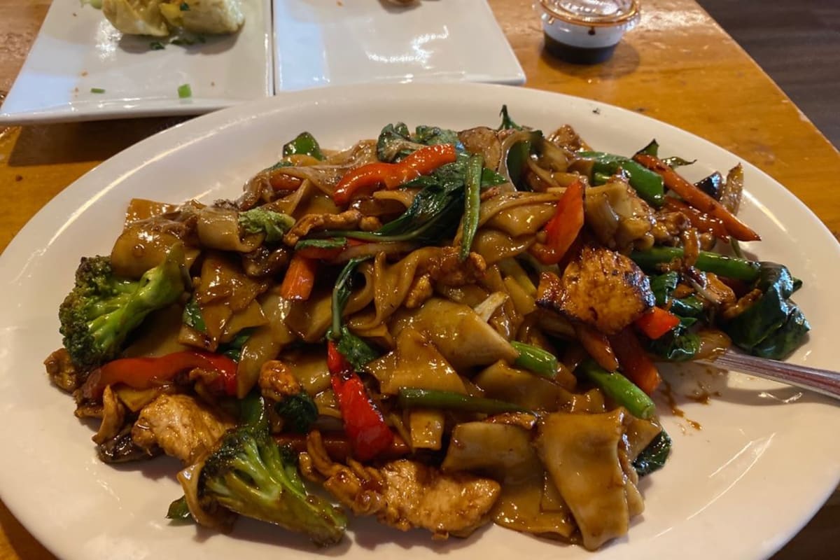 Mom S Siam 2 Restaurant Delivery Menu Order Online 1309 E Cary St