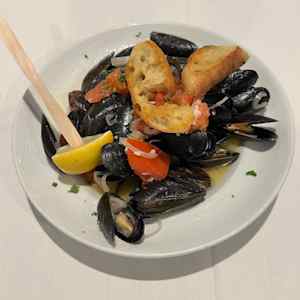 Finz Salem - Salem, MA Restaurant | Menu + Delivery | Seamless